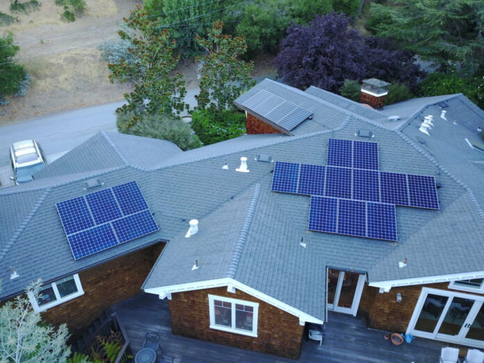 The Pros and Cons of Rooftop Solar Panels - Omnitos