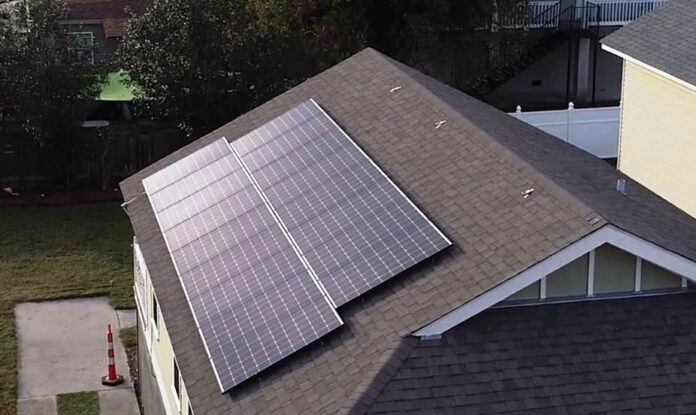 The Pros and Cons of Rooftop Solar Panels - Omnitos