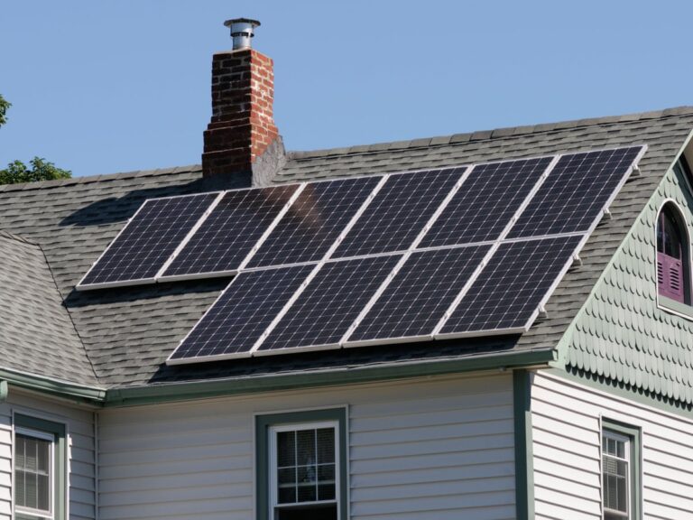 The Pros and Cons of Rooftop Solar Panels - Omnitos
