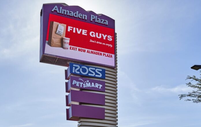 The Ultimate Guide to Using Pylon Signs for Business - Omnitos